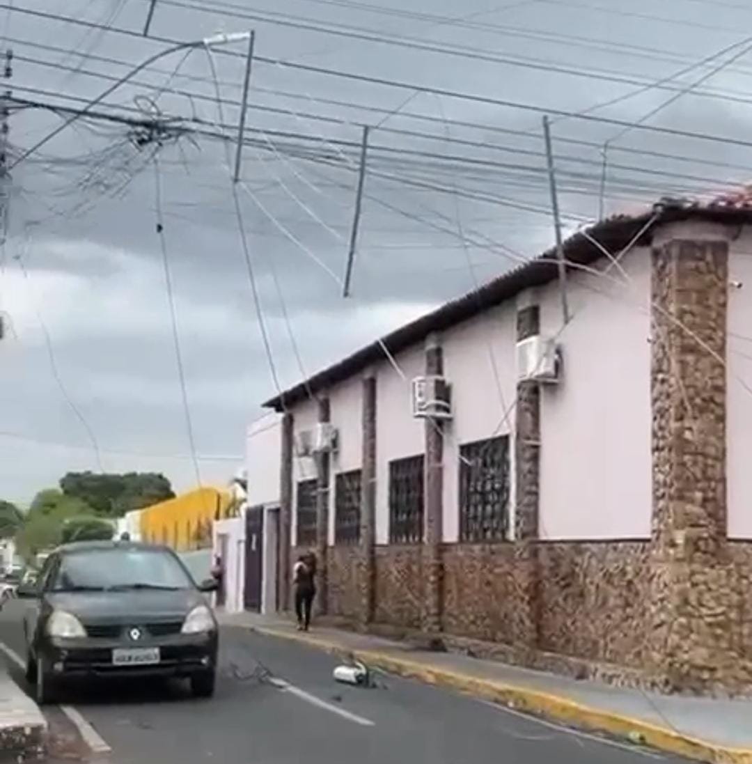 Atenção motoristas e pedestres: fiações caídas na região da Secretaria ...
