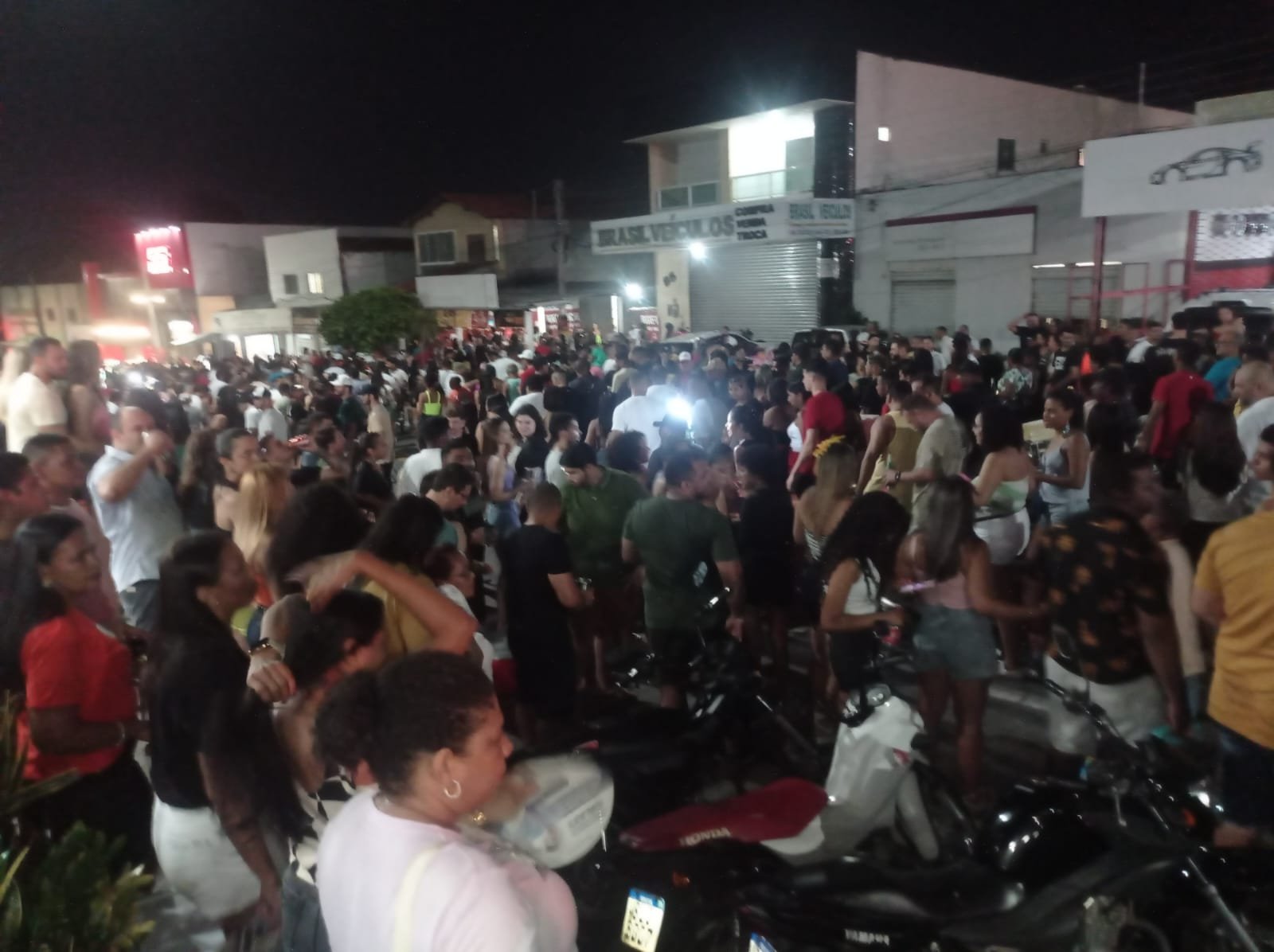 Primeiro arrastão abre oficialmente o Carnaval de Floriano ...